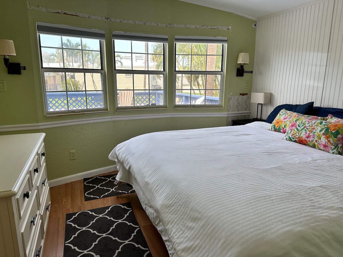 Direkt am Fluss gelegenes Resort mit 2 Schlafzimmern und 2 Bädern ...