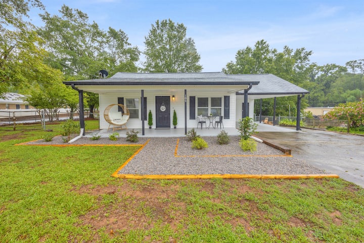 Downtown Delight | Cozy, Renovated Home Sleeps 6 - Monroe, GA