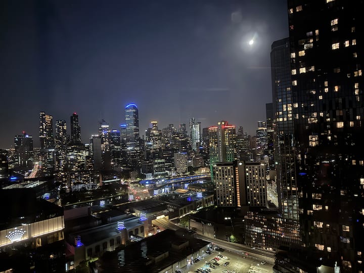 Luxury 2br Shadow Play •Views • Balcony • Pool/gym - Melbourne