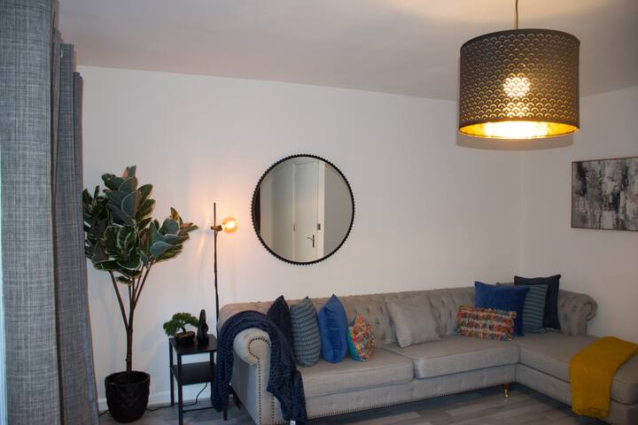 Elegant 3 Bed Home With Garage - Milton Keynes