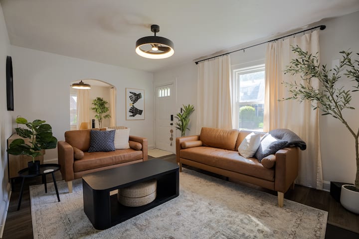 Worry-free And Walkable To Hof - Canton, OH