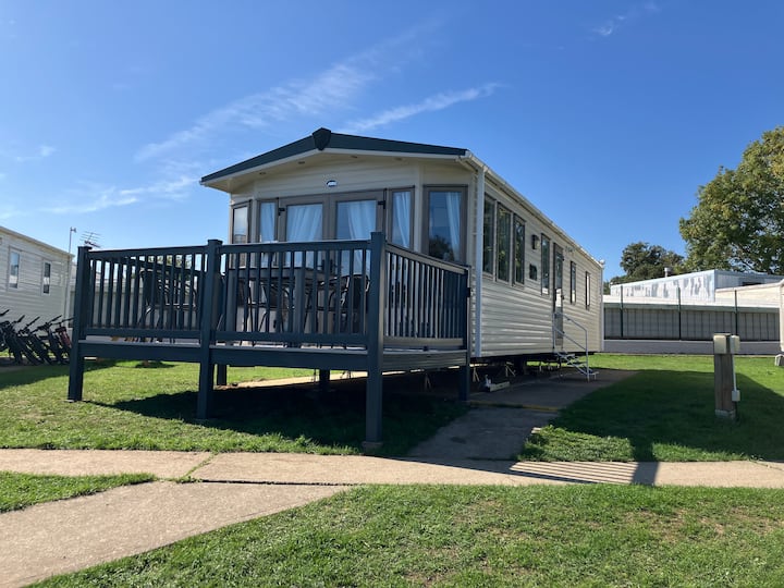 Newly Listed Nodes Point - £72 Ferry Return - Whitecliff Bay Holiday Park