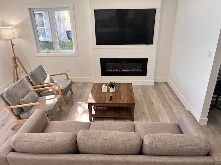 Spacious Waterfront 3br | Family Friendly - Campbellford