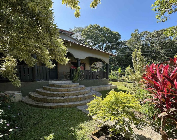 Yojoa House Mountain Retreat, King Master, 9 Beds - Honduras