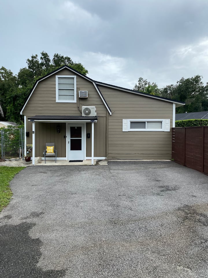 Cozy 2br Duplex Near Dt Sanford - サンフォード, FL