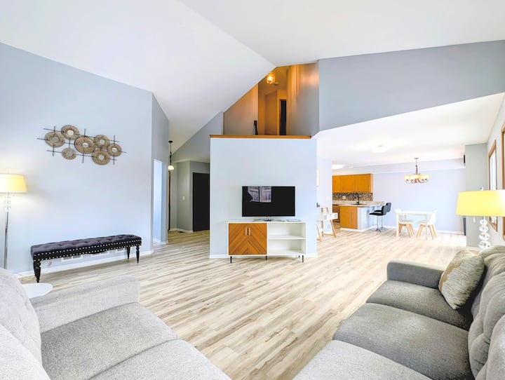 Charming 3-bedroom Home Near South Elgin - Elgin, IL