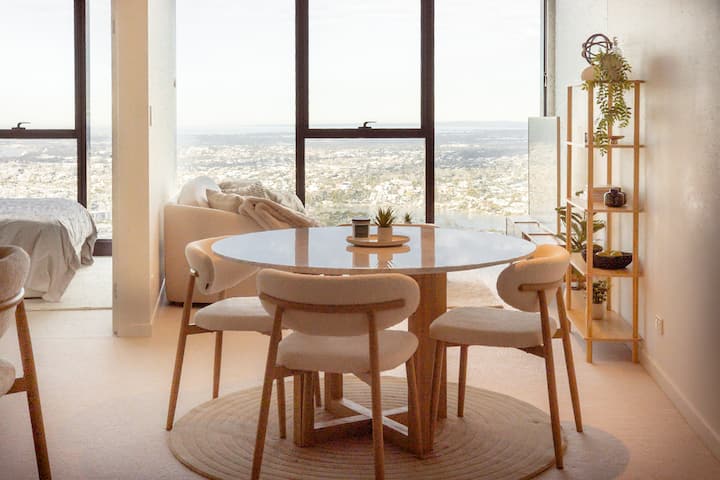 Skyline Retreat: Brisbane’s Best + Parking - Brisbane