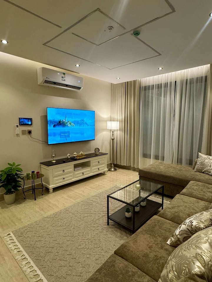 شقة راقيه بغرفتين نوم بموقع مميز - Dammam