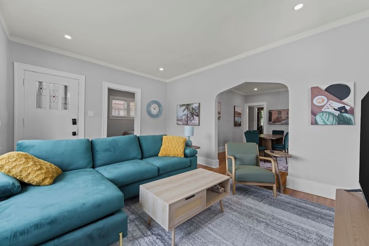 4br • 2ba • Full House & Yard - Windsor, ON, Canada