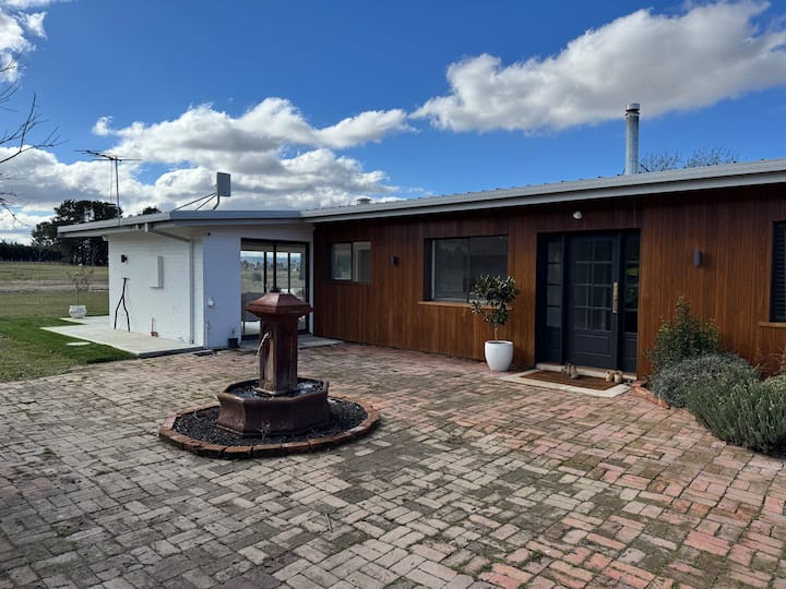 Country Farmhouse With Views - Bathurst