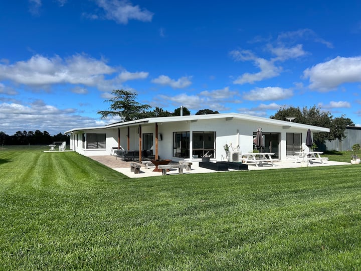 Country Farmhouse With Views - Bathurst