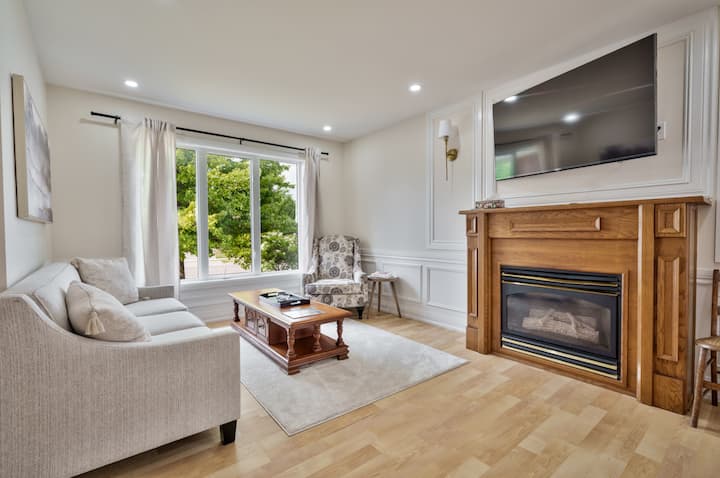 Cozy 5bdrm Home | Games, Parking, Close To Arena - Lindsay