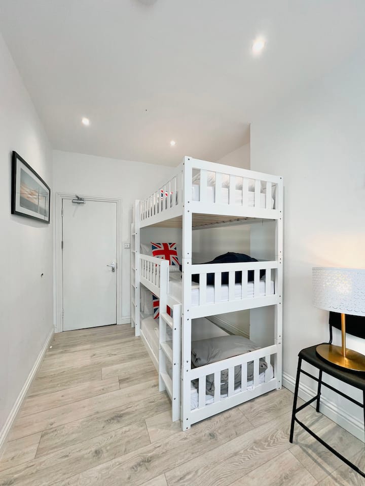 Flat Next To Train Station - London