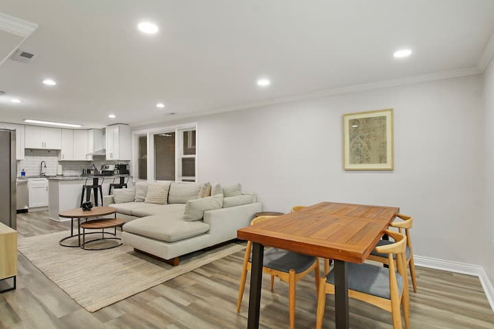 Stylish 5-bed | Free Parking | Evanston Apartment - Evanston, IL