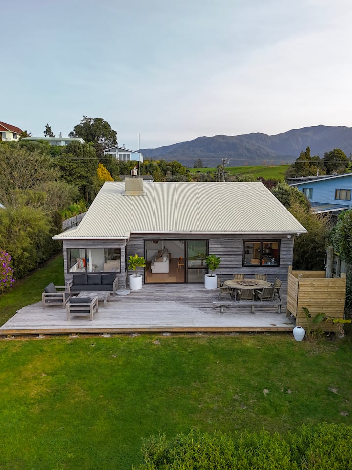 Beachfront Beachhouse With Kayaks, Rods And Toys! - Tākaka