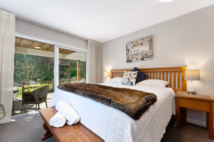 Shiloh Retreat Luxury
1 Or 2 Bed Farm Stay - Brightwater