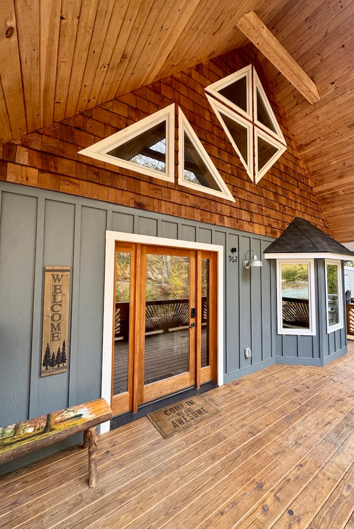 Secluded Creek-front Nature Retreat Cabin - Saluda, NC