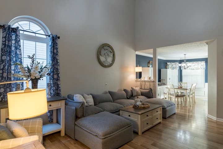 Scenic View By The Pond In Lexington, Ky - Lexington, KY