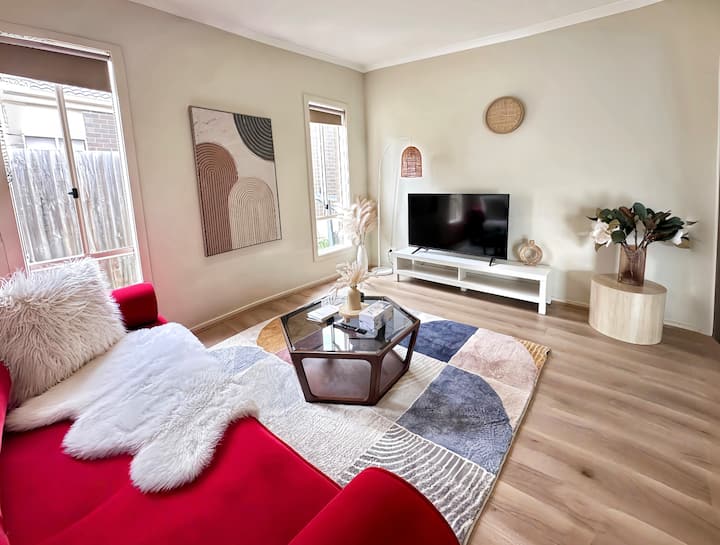 Spacious 4-bedroom Family Home | Quiet & Connected - Laverton