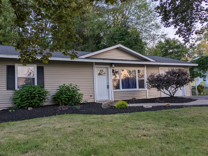 Charming Home Minutes From Downtown Syracuse - Phoenix, NY