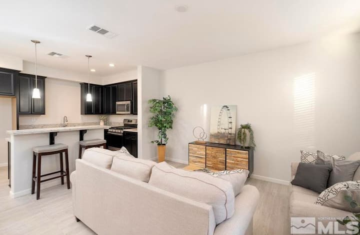 Local 3bd/2.5ba - Wifi & Parking - Carson City, NV