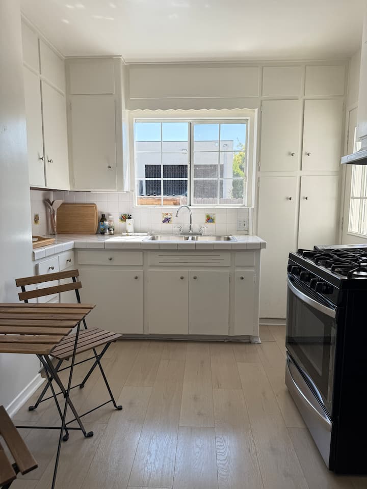 Original Charm Cozy Stay - Los Angeles, CA