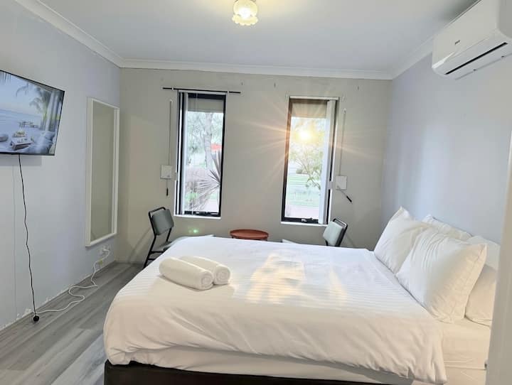 Peaceful Master Bedroom Walk To Beach, Park View - Rockingham