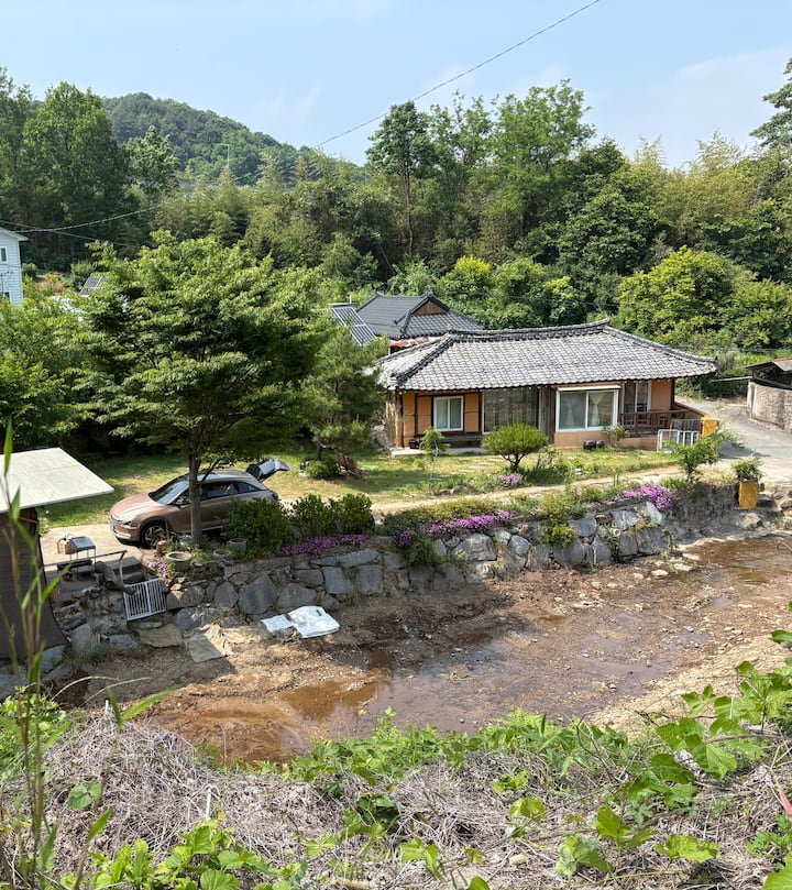 꽃피는독채한옥/박장대소/마트도보3분/바베큐/불멍/솥뚜껑삼겹살/잔디개울/양념/촌캉스룩/반려견 - Busan