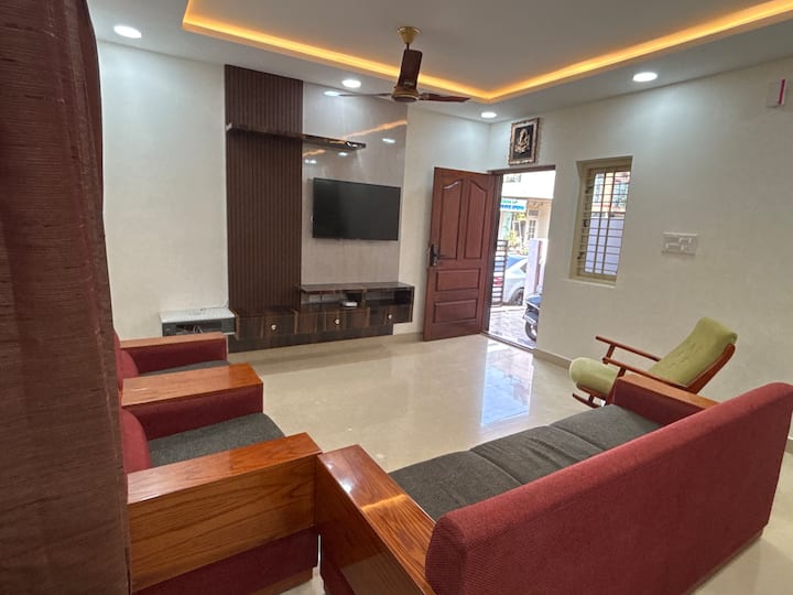 New Bel Road Getaway Entire Home Luxurious & Cozy - Bengaluru