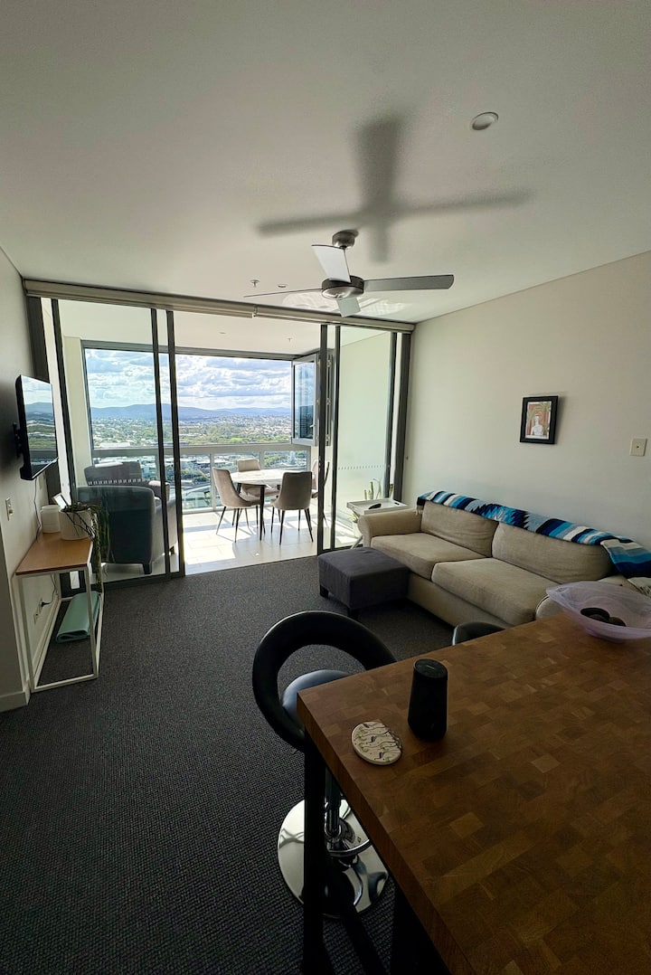 Bright Modern Pad With Epic Views, Pool & Gym - Brisbane