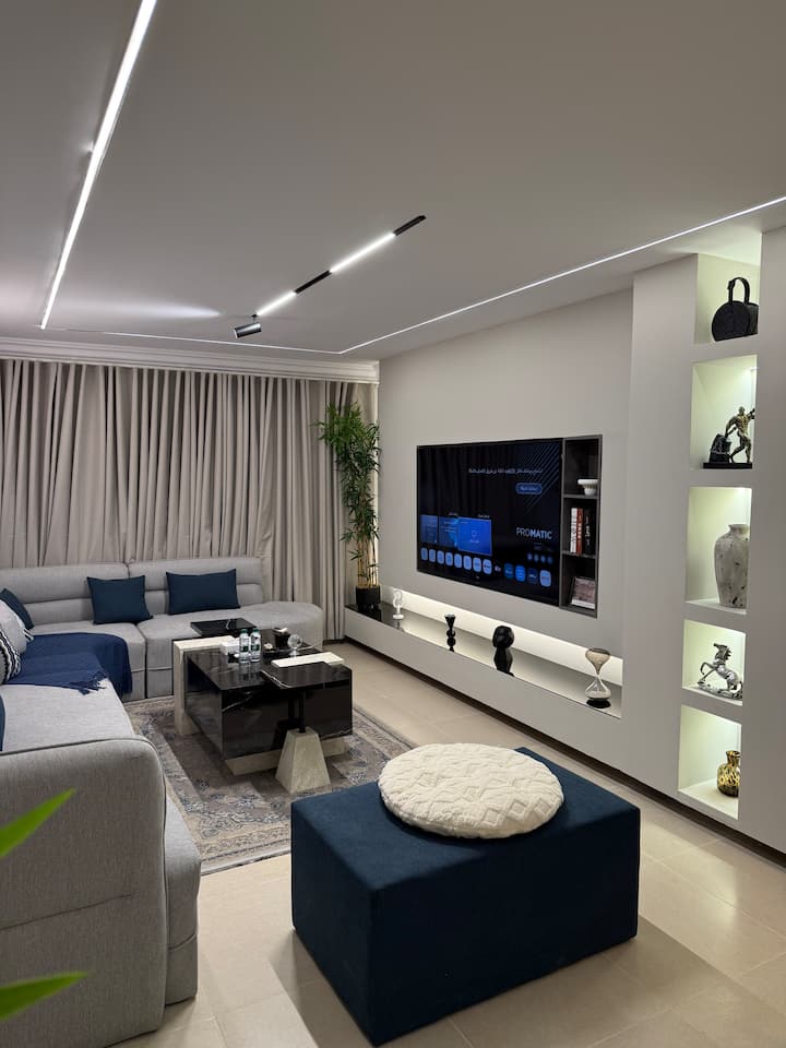 Luxury 4br 2 Living Room - Saudi Arabia