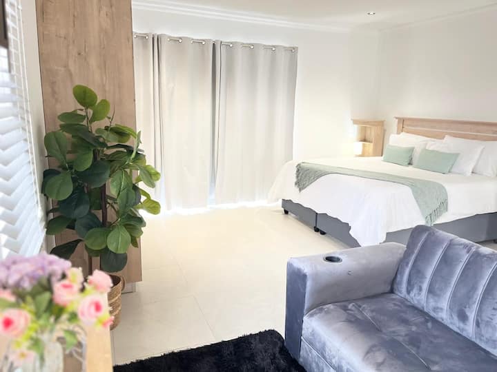 Deluxe Dwelling 3 |5 Min To The Beach |Wifi |Patio - East London