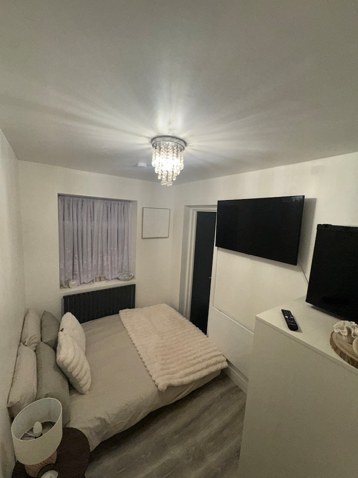 Modern Apartment - Brentwood