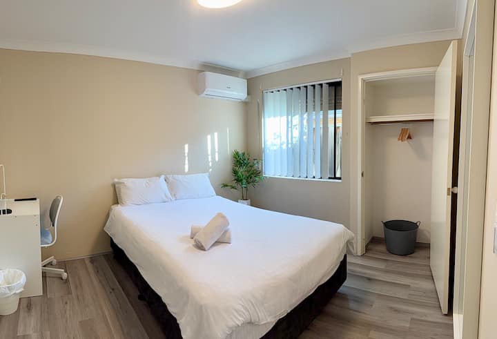 Walk To Beach · Foreshore Room · Free Parking - Rockingham