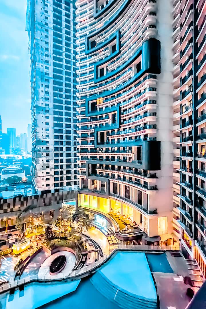 Luxe Makati Staycation W/ Pool, Spa & City Views - Philippines