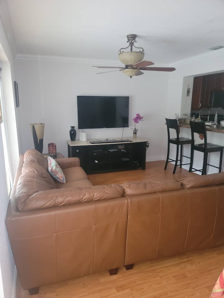 Lake Front House In Miami - Miami Gardens, FL