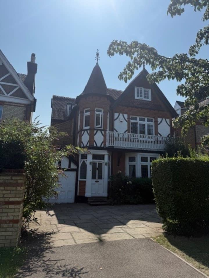 A Luxury 5 Bedroom House - Twickenham