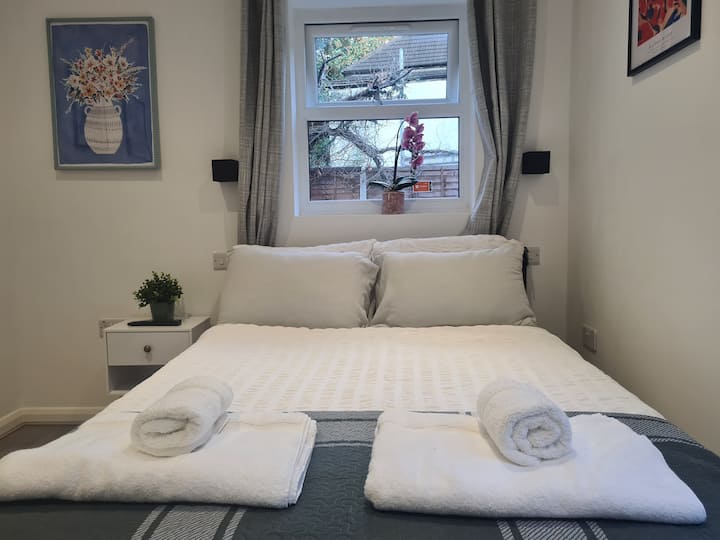 Cozy Pod 2 - White Hart Lane - North London - London