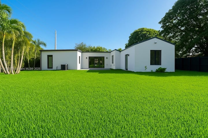 Modern Oasis In Miami - Miami Shores, FL