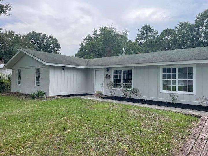 Spacious 4 Bedroom Retreat Near Lake & Charleston - Moncks Corner, SC