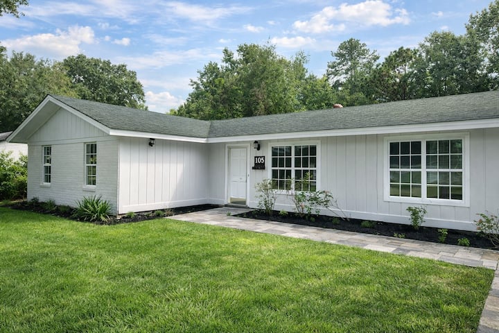 Spacious 4 Bedroom Retreat Near Lake & Charleston - Moncks Corner, SC