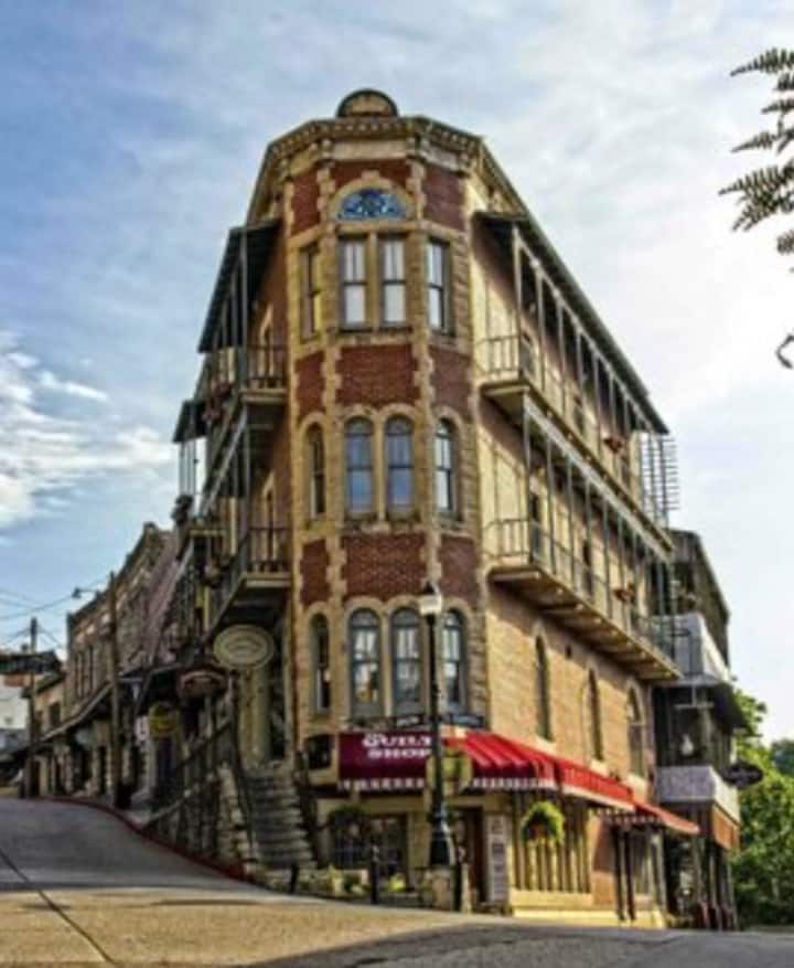 Flatiron Flats Flatiron Suite - Eureka Springs, AR