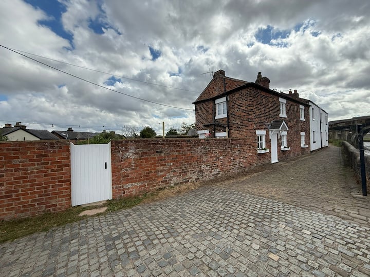 1 Top Locks Canal Side Cottage - Ormskirk