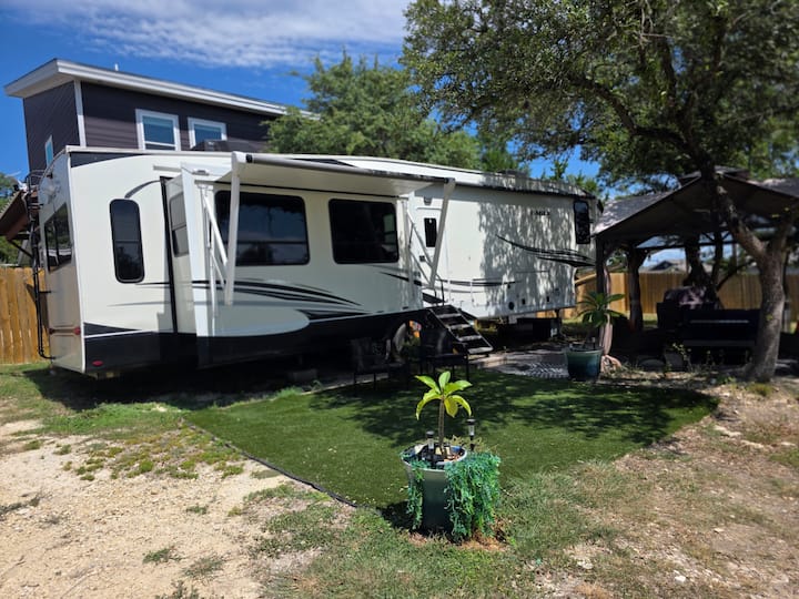 Canyon Lake Jayco: Fenced Yard & Outdoor Space - Canyon Lake, TX
