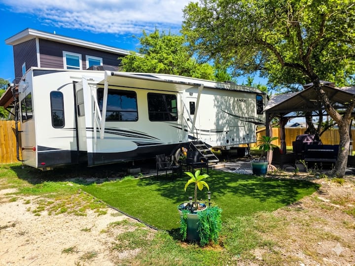 Canyon Lake Jayco: Fenced Yard & Outdoor Space - Canyon Lake, TX