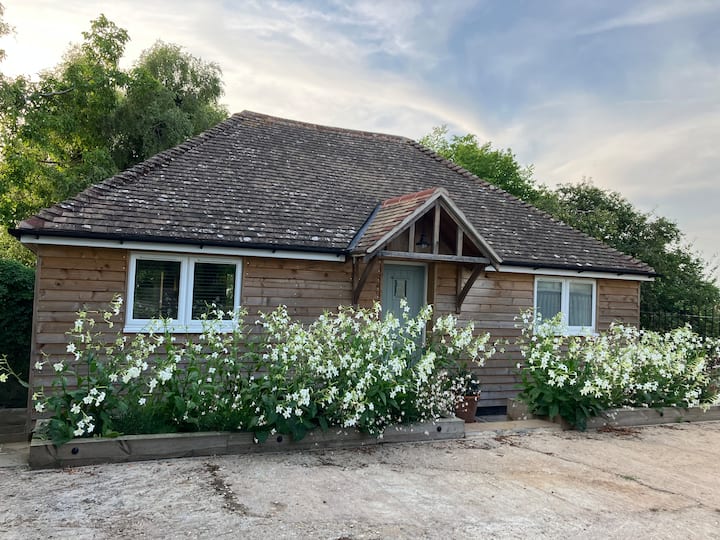 Mirabelle Cottage
Charming Detached Getaway - United Kingdom