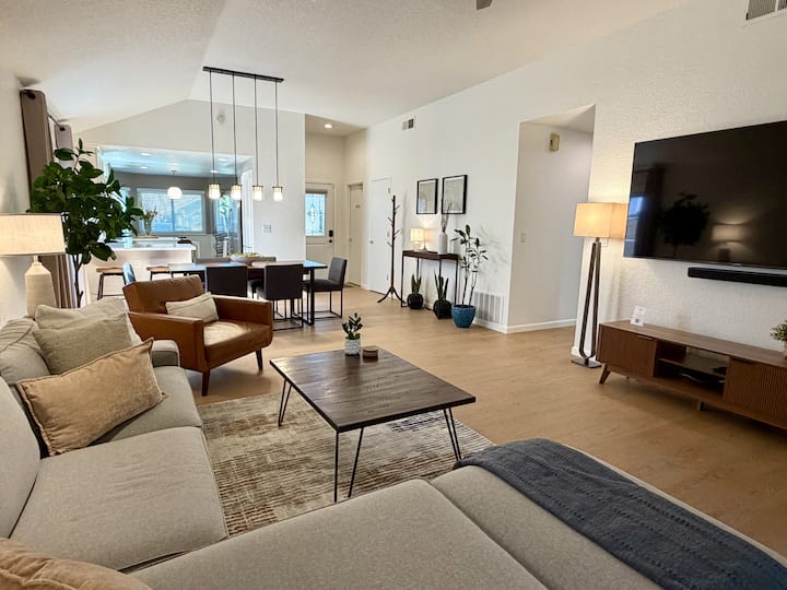 Charming Central Retreat Near Airport & Downtown - Sacramento, CA