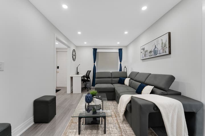 Economy Express: Modern 4b/1b, Kitchen, Parking! - Cornwall, ON, Canada