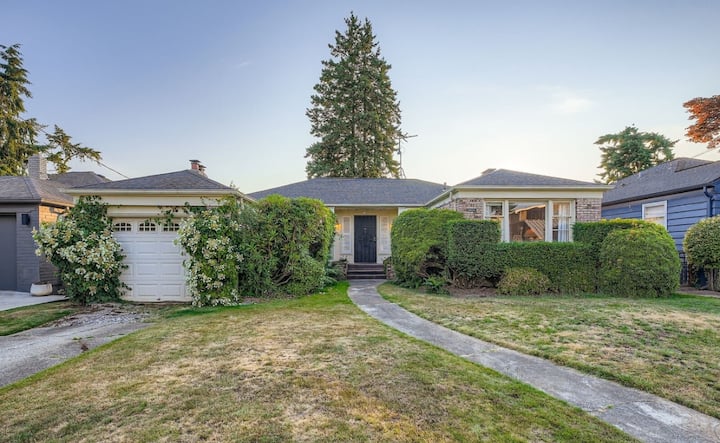 Close To Stadiums: Vintage Charmer With A View - Seattle, WA