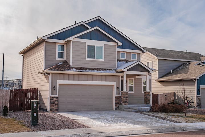 ~Restful Rockcastle Dr~ Wine Gameroom & Hottub - Colorado Springs, CO